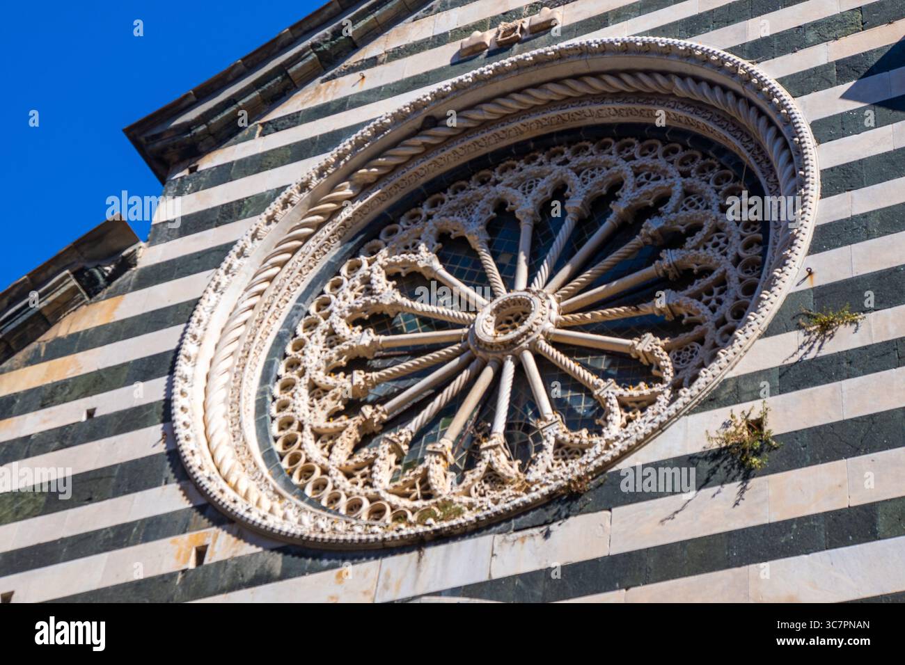 Romanesque rose window hi-res stock photography and images - Alamy