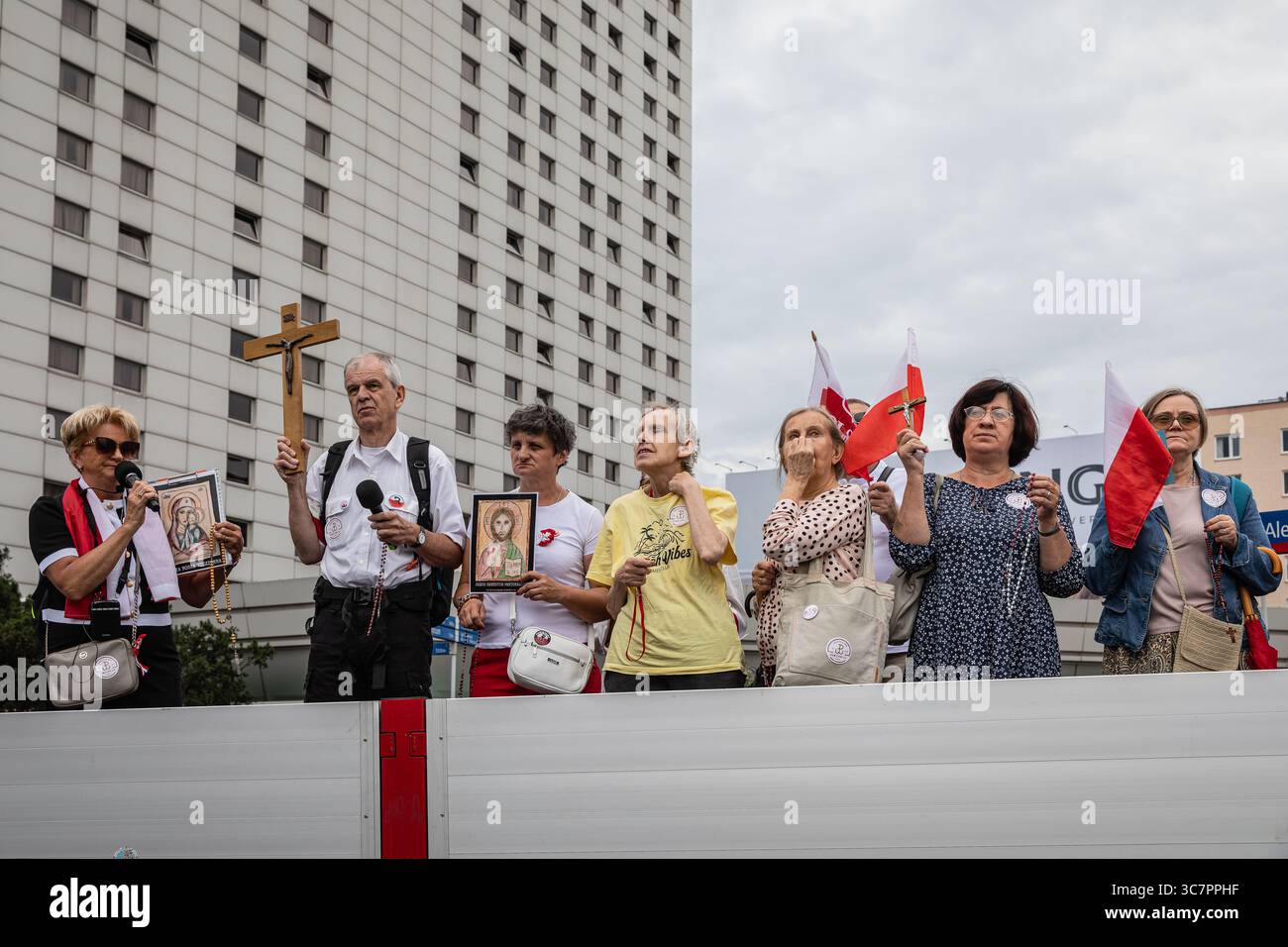 Warsaw, Poland. 1st Aug 2025. A prayer group at the W-Hour ...