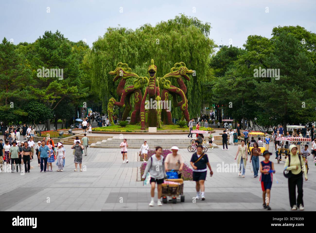 (250802) -- HARBIN, Aug. 2, 2025 (Xinhua) -- People visit the Sun ...