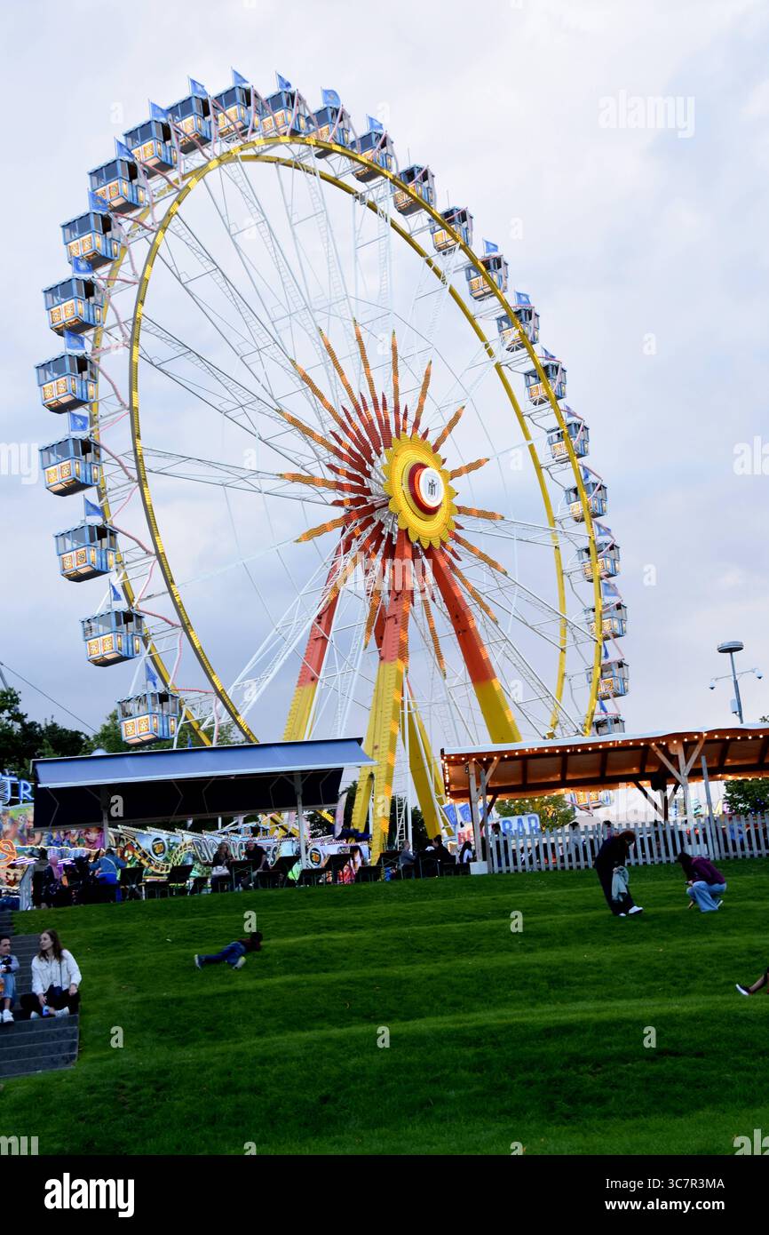 Willenborg Riesenrad Muenchen 01.08.2025 Olympiapark, Terrasse im ...