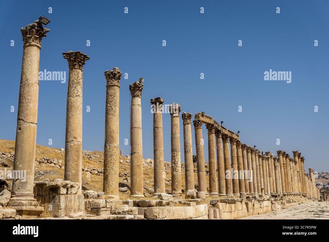 View of the Street of Columns in the historic Roman city of Jerash ...