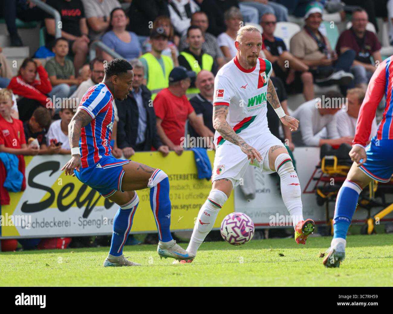 Marius Wolf (FC Augsburg #11) spielt den Ball in die Spitze; TESTSPIEL ...