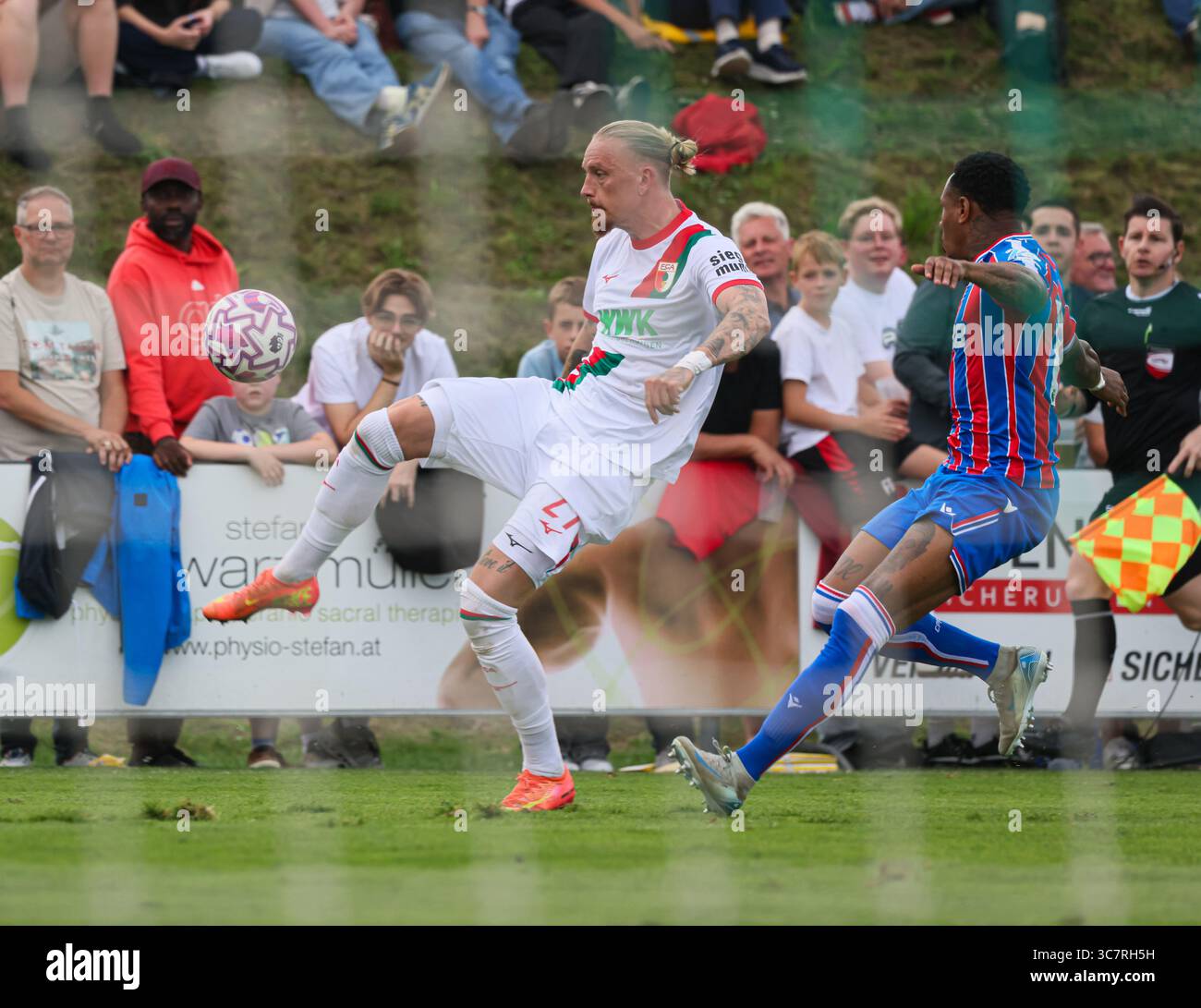 Marius Wolf (FC Augsburg #11) schlägt den Ball vors Tor; TESTSPIEL FC ...