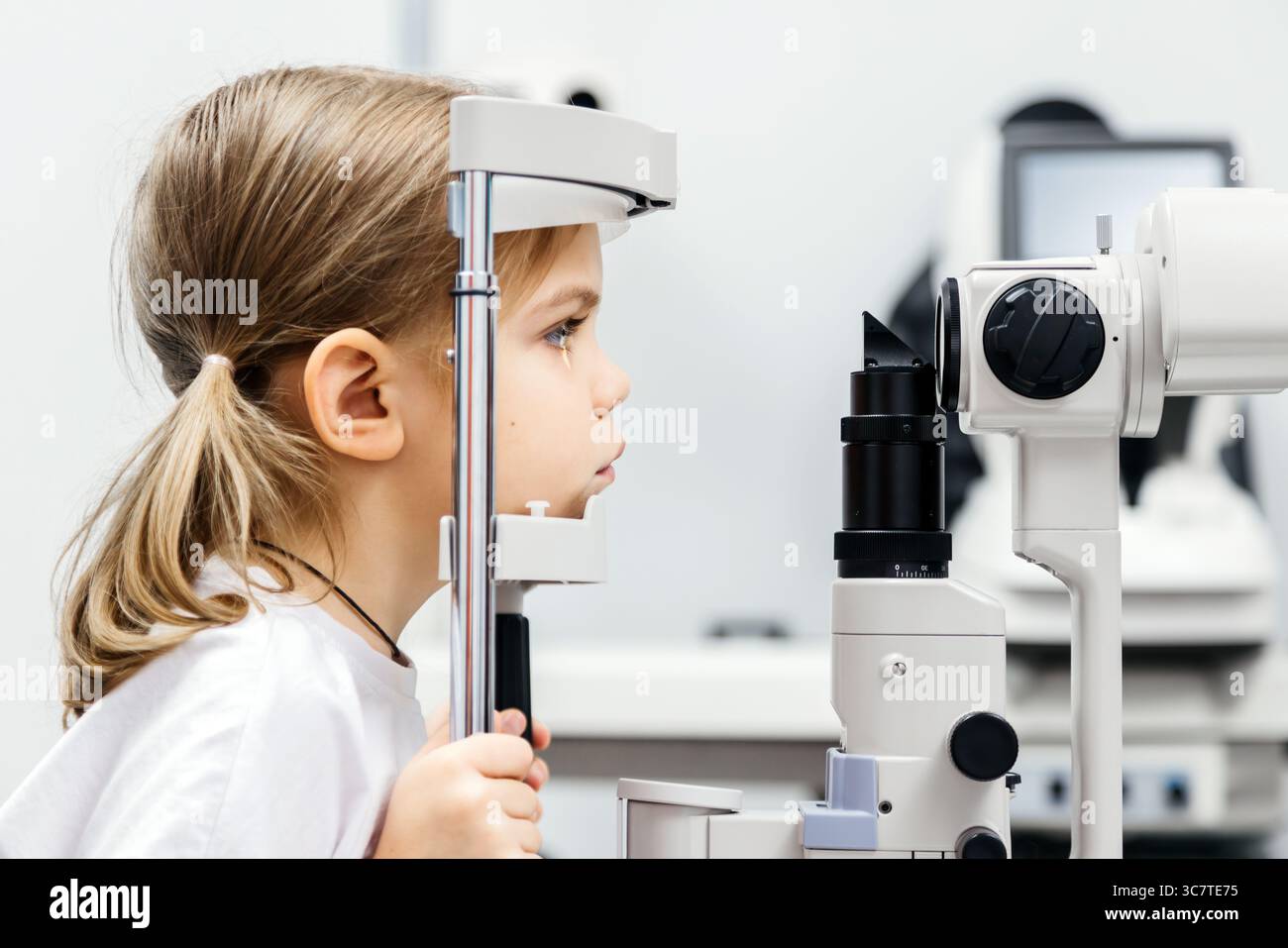 Child eye in focus hi-res stock photography and images - Alamy