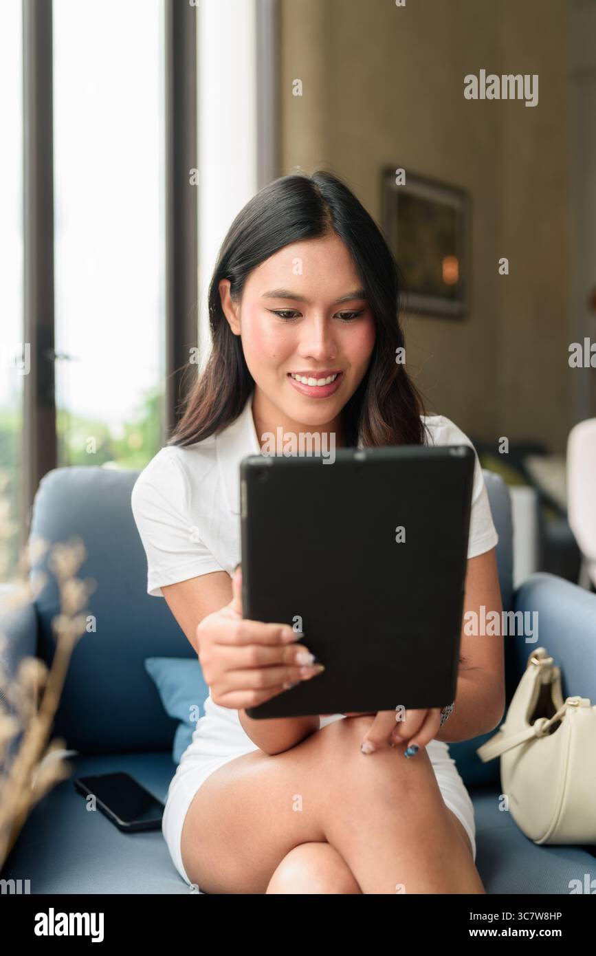 Female model in hotel lounge hi-res stock photography and images - Alamy