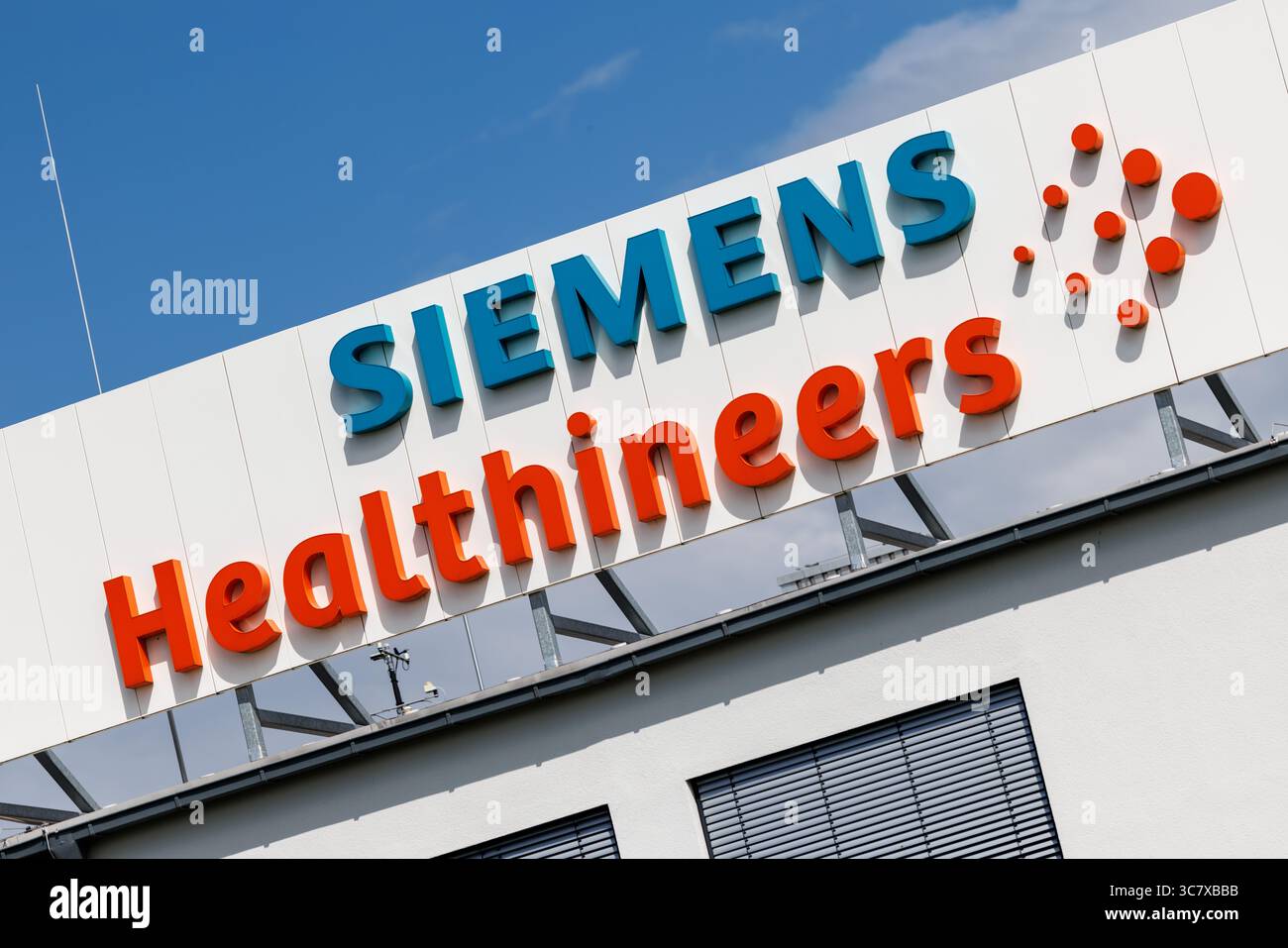 01 August 2025, Bavaria, Kemnath: The lettering and logo of Siemens Healthineers can be seen on ...