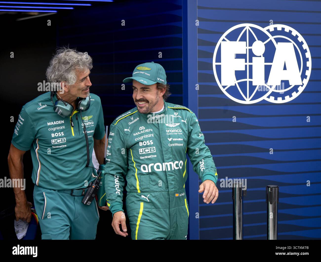 BOEDAPEST - Fernando Alonso (Aston Martin) with his trainer Edoardo ...