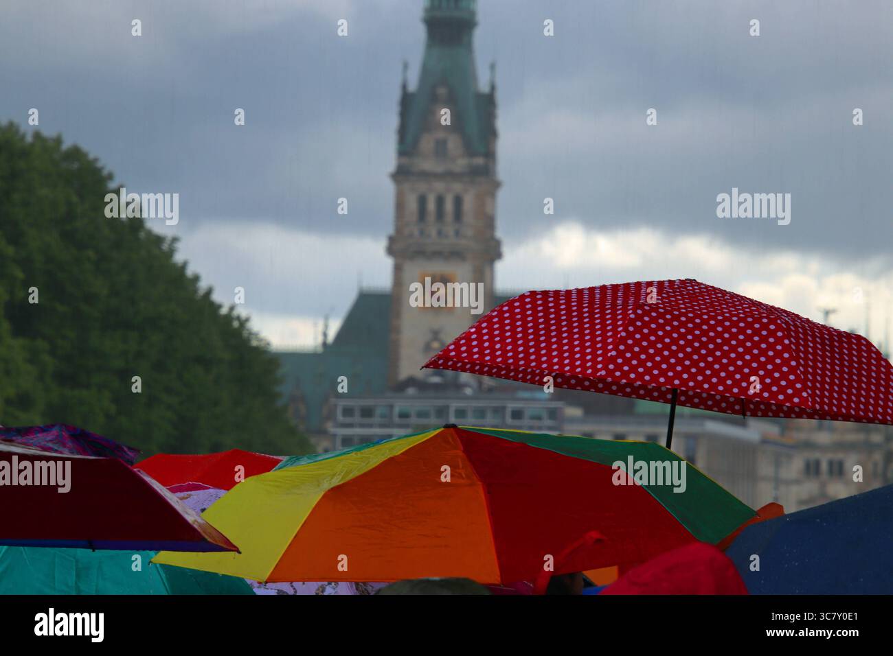 Pride Week in Hamburg 2025: Zum Ende der CSD-Demo gab es einen ...