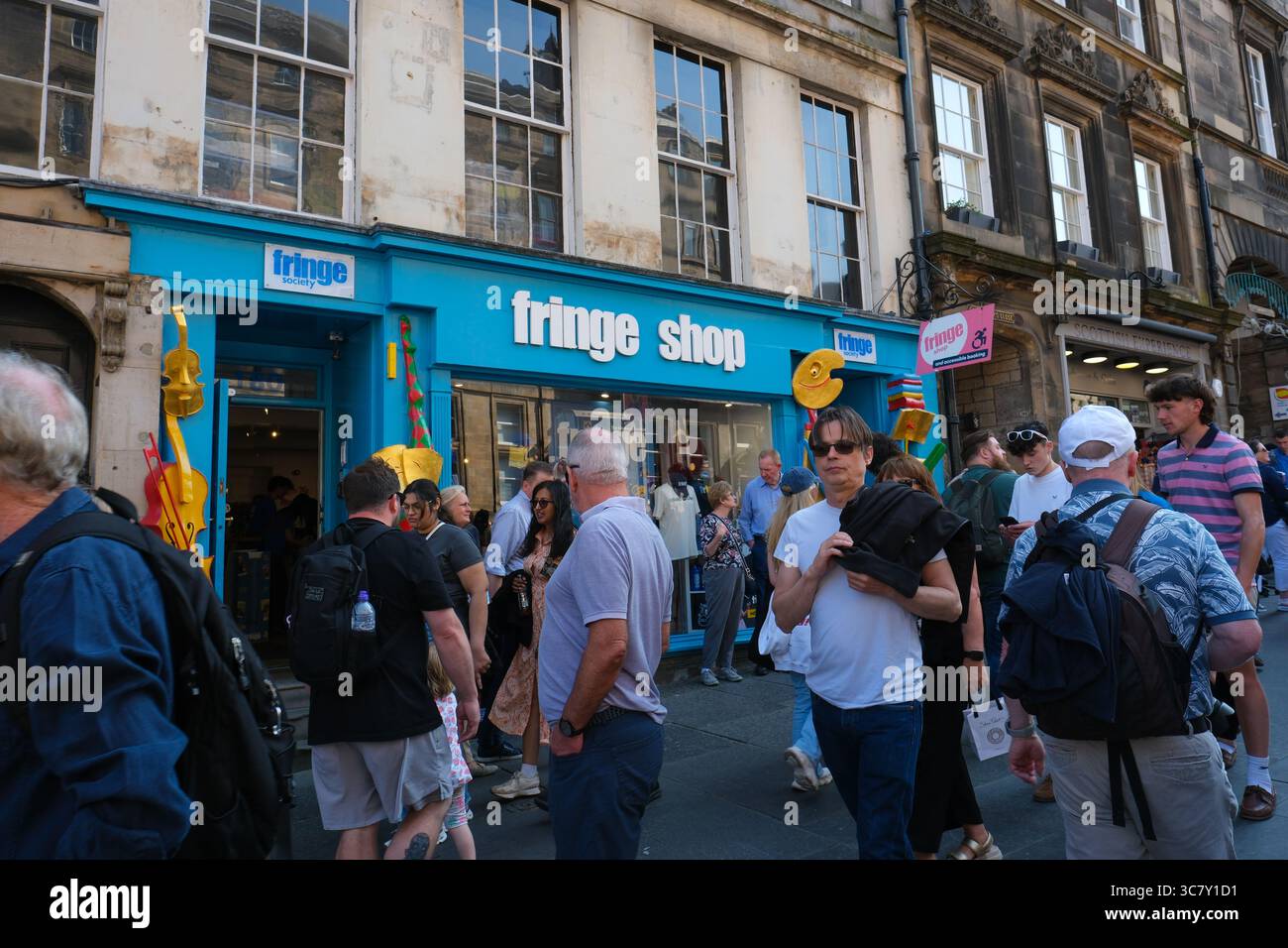 Edinburgh, UK. 2nd Aug 2025. Crowds and performers gather during the ...