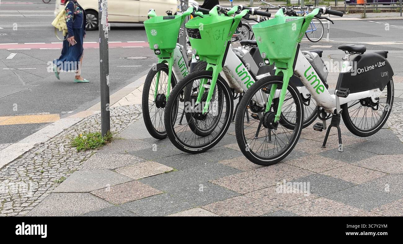 01.08.2025, Berlin - Deutschland. Mitten auf dem Gehweg abgestellte E ...