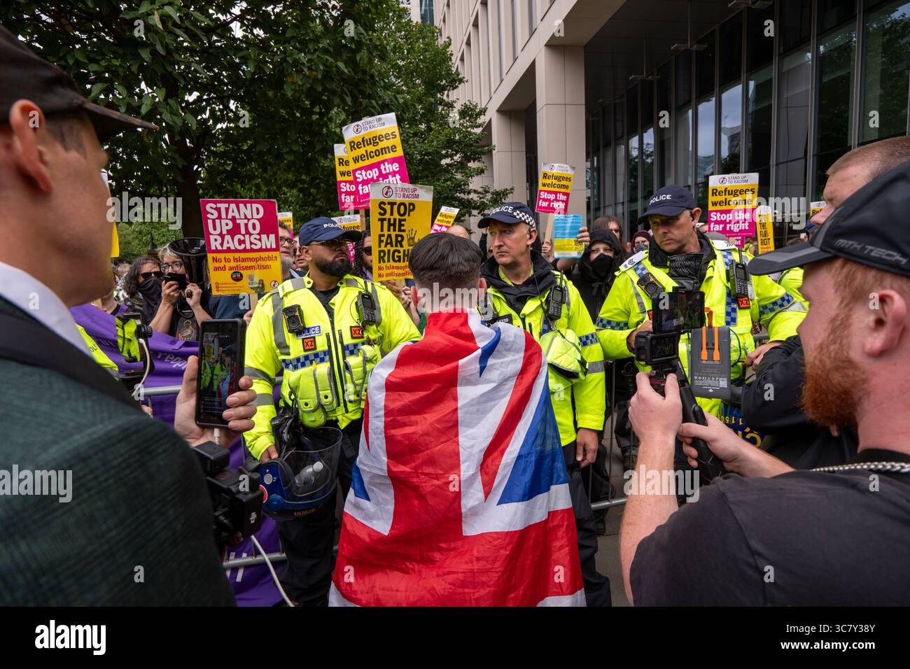 Right wing streamers film Police and stand up to racism protesters, St ...