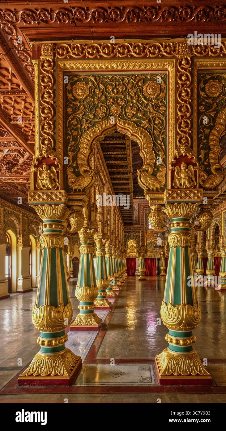 Ornate interior features grand arches hi-res stock photography and images - Alamy