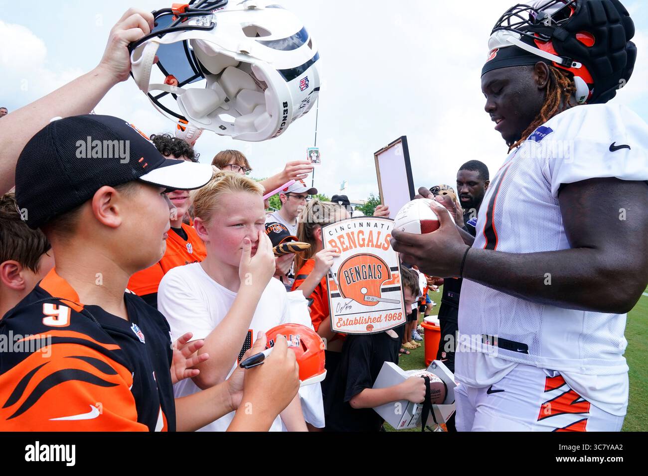 Cincinnati Bengals offensive tackle Amarius Mims (71) signs autographs ...