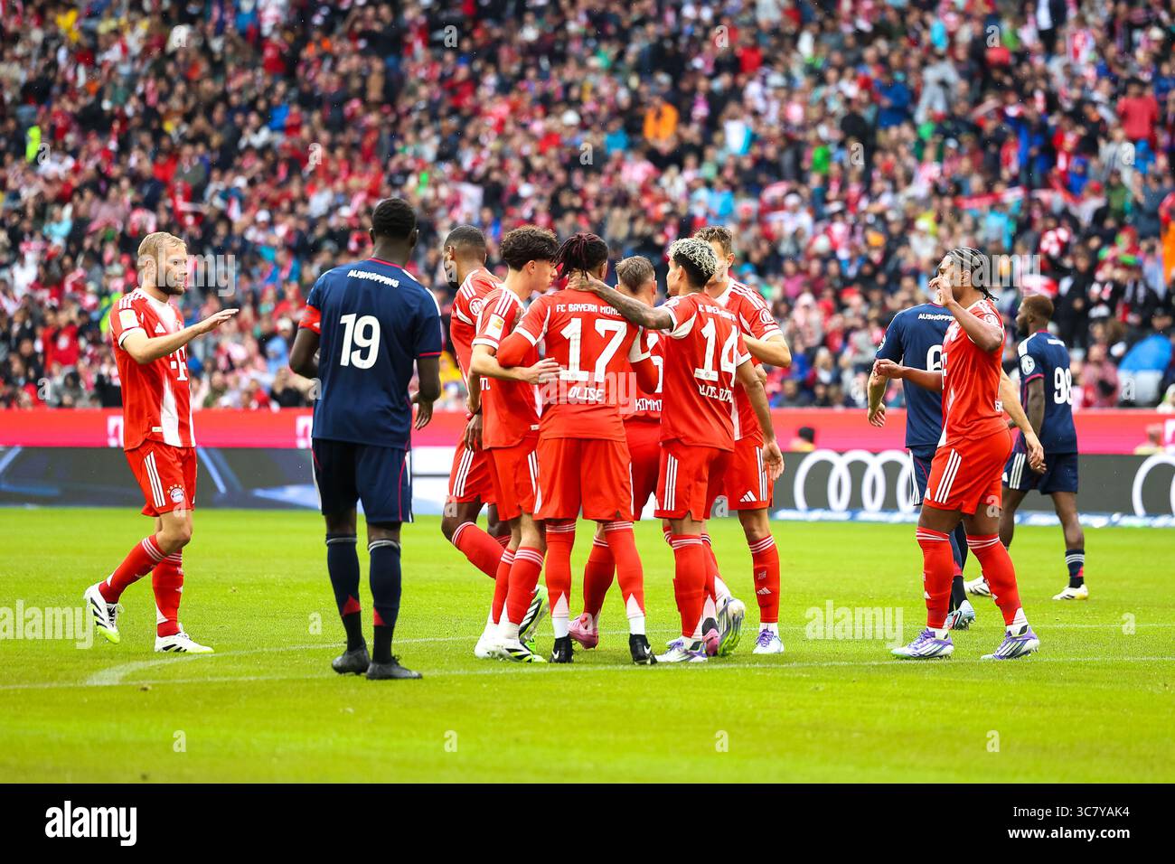 Jubel zum Elfmetertor durch Michael Olise (FC Bayern Muenchen, #17) zum ...