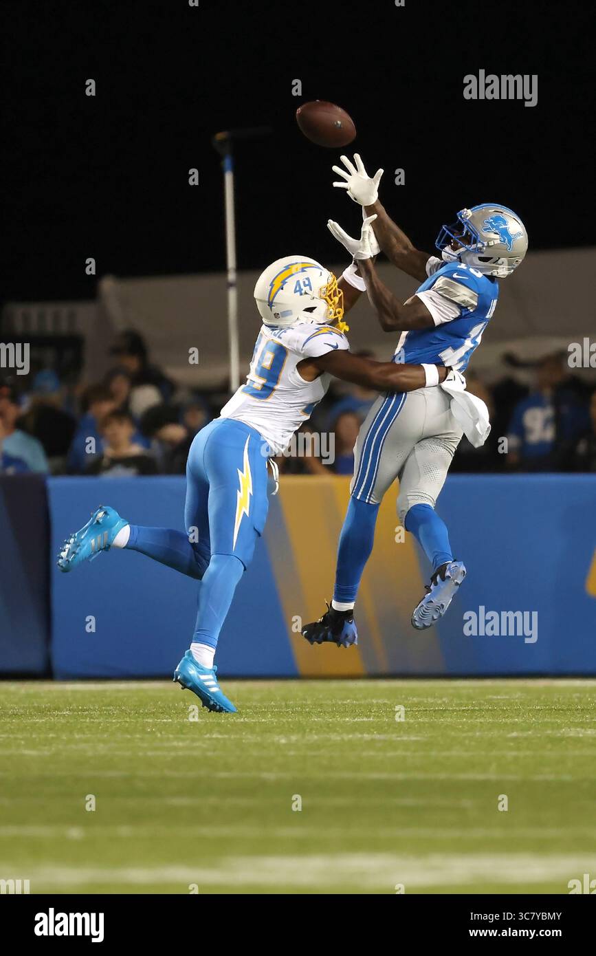 Detroit Lions running back Craig Reynolds (13) attempts to catch a pass ...