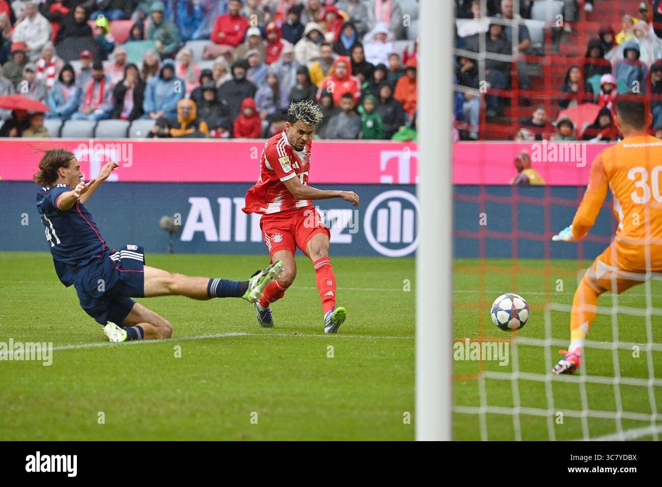 Goal chance: Luis DIAZ (FC Bayern Munich), action, shot, penalty area ...