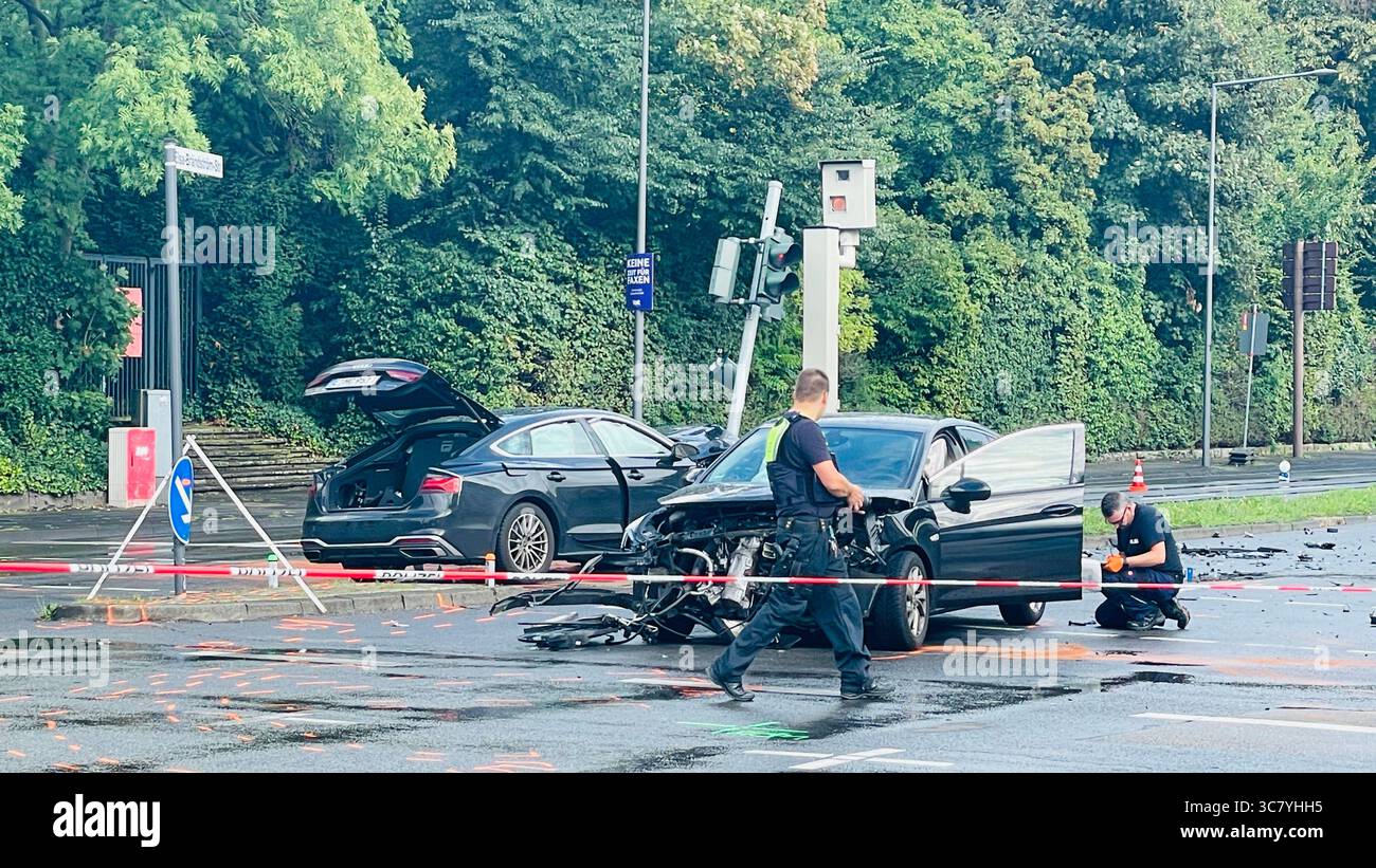 VU-Team der Polizei Köln sichert Spuren am beteiligten Pkw nach schwerem Unfall, 02.08.25 ...
