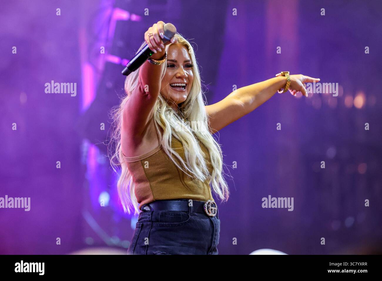 August 1, 2025: The Lauren Lee Band takes the stage and lead singer ...