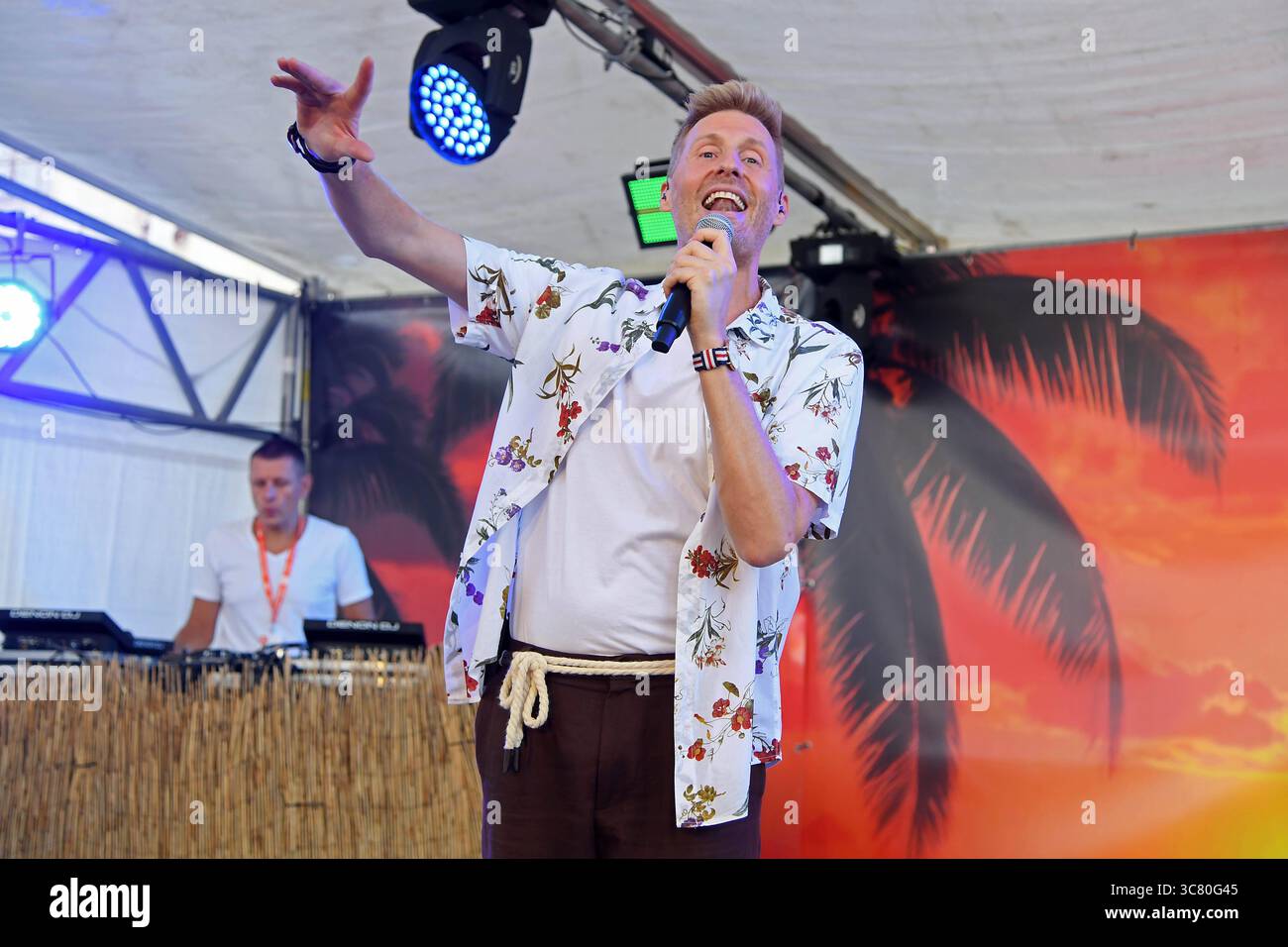 Maximilian Maxi Arland beim SCHLAGER BEACH OPEN AIR am KUFA-Beach in ...