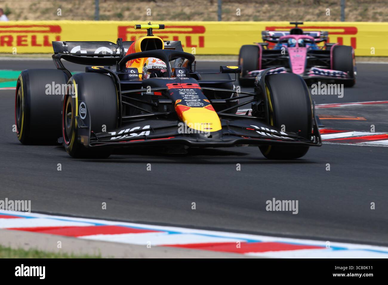 #22 Yuki Tsunoda (JPN) Oracle Red Bull Racing (AUT) Red Bull RB21/Honda ...