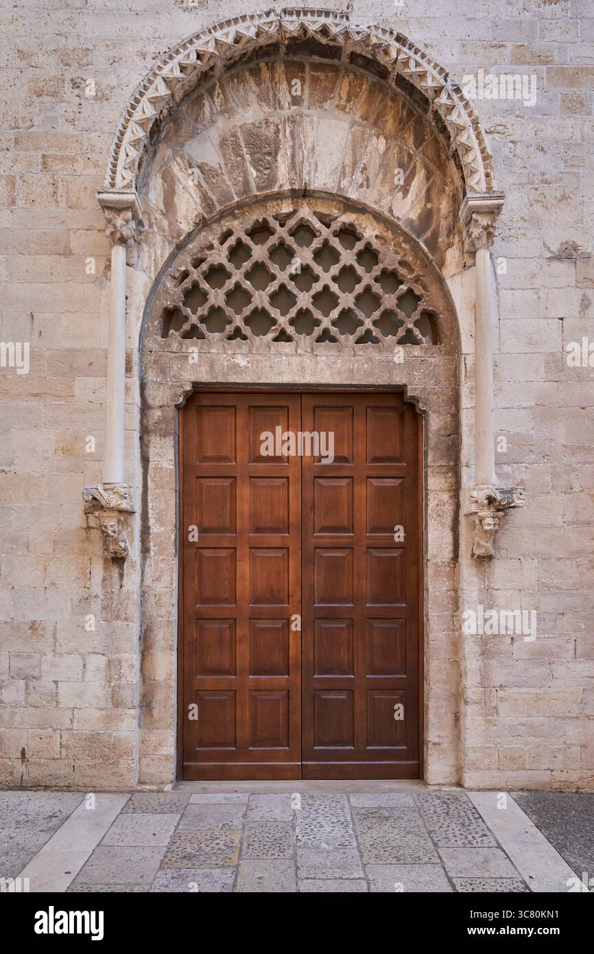 Carved stone archway hi-res stock photography and images - Alamy