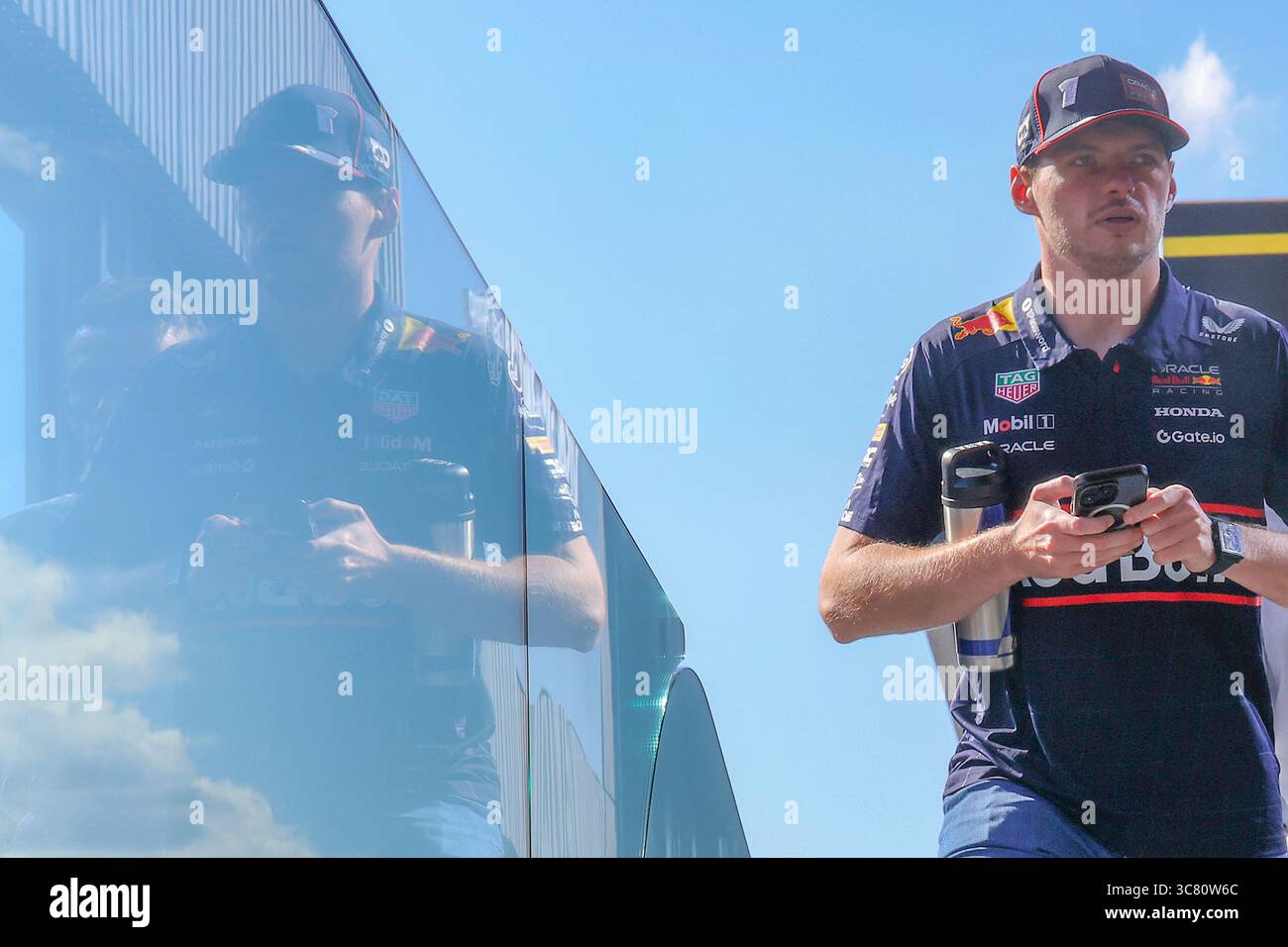#1 Max Verstappen (NLD) Oracle Red Bull Racing (AUT) Red Bull RB21 ...
