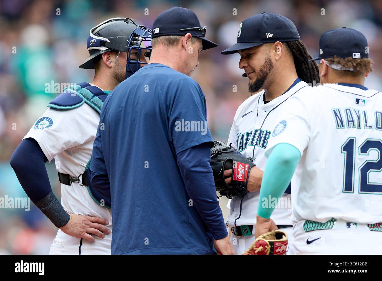 Seattle Mariners starting pitcher Luis Castillo, second from right ...