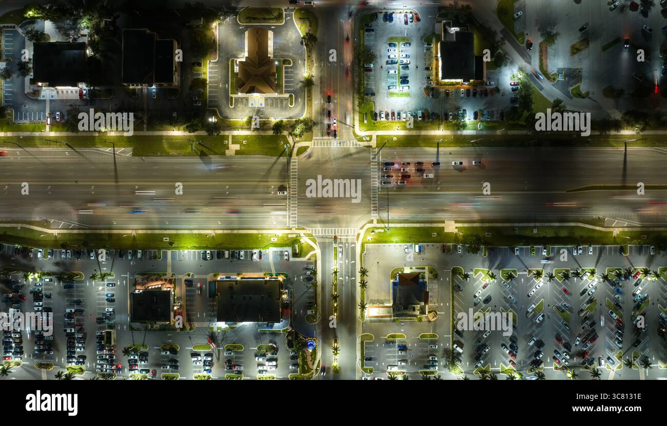 American wide road strip mall hi-res stock photography and images - Alamy