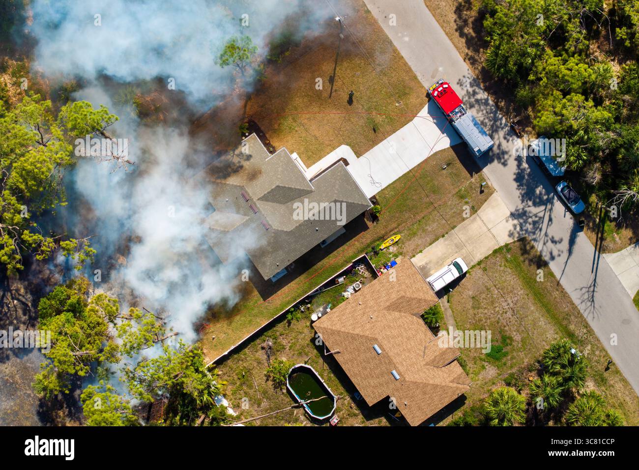 Wildfire fire fighter house hi-res stock photography and images - Alamy