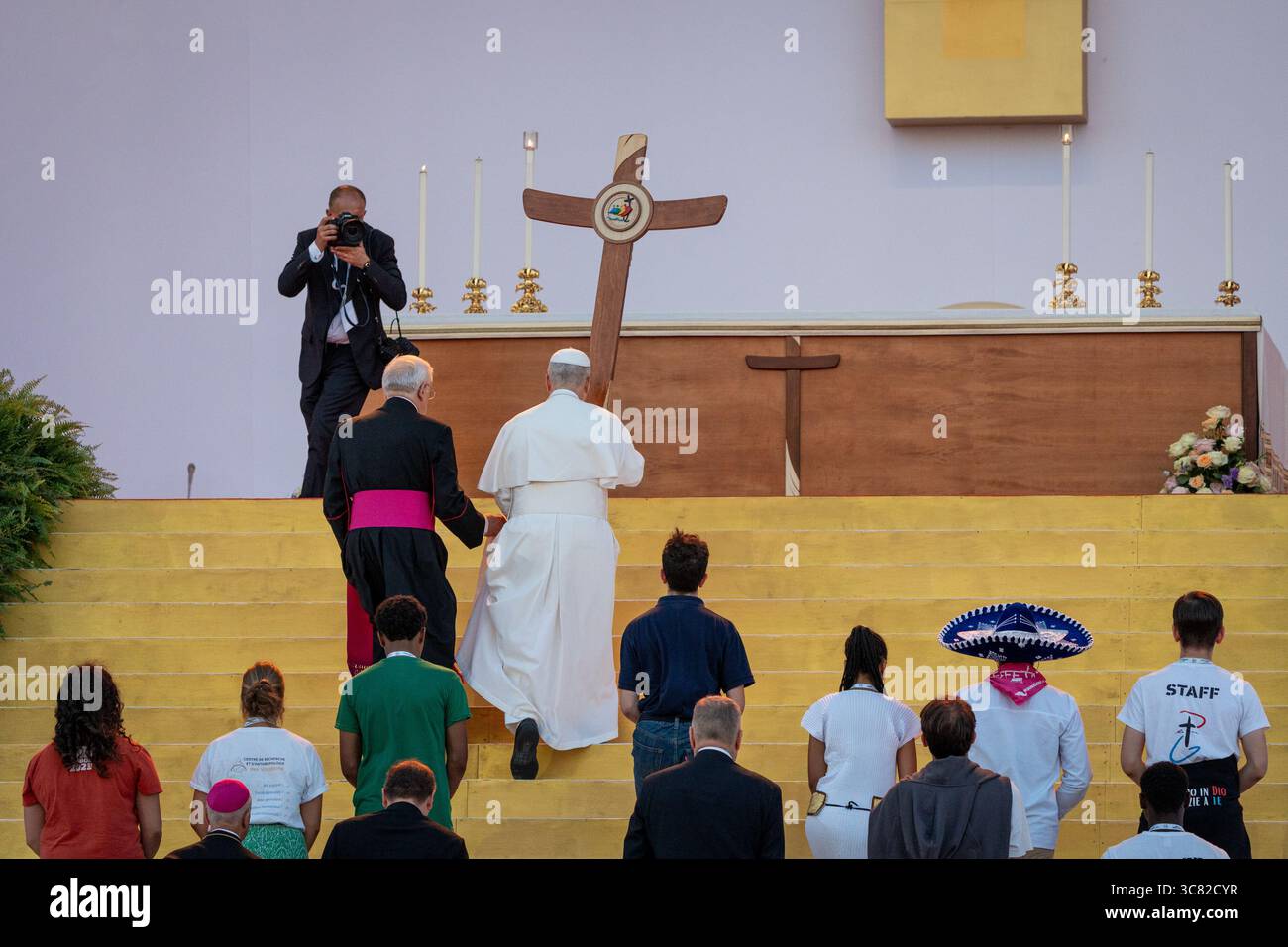 Pope Leo XIV carries the Jubilee Cross accompanied by young people ...