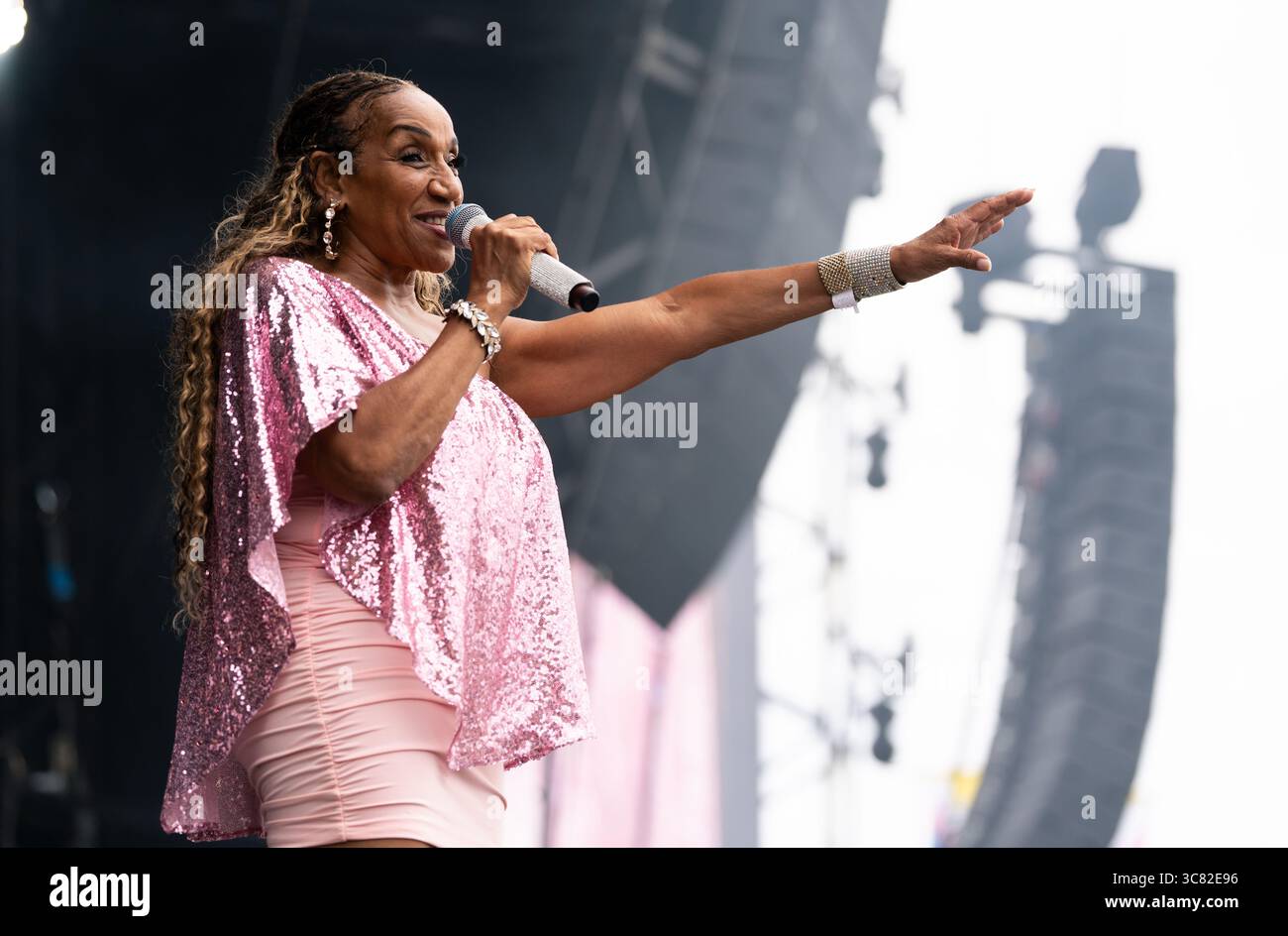 BRIGHTON, ENGLAND - AUGUST 2: Sister Sledge ft Kathy Sledge performing ...