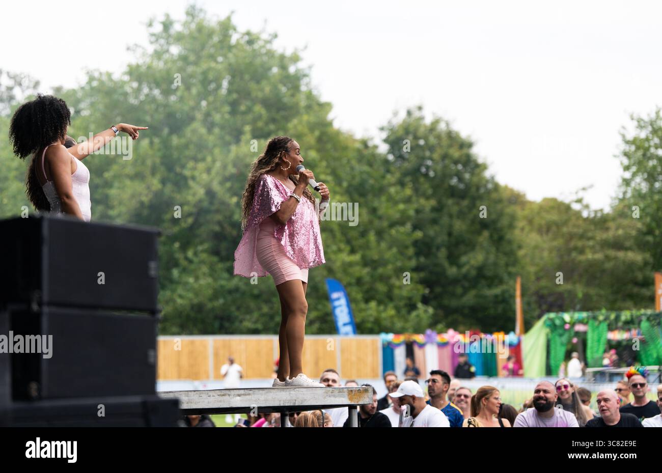 BRIGHTON, ENGLAND - AUGUST 2: Sister Sledge ft Kathy Sledge performing ...