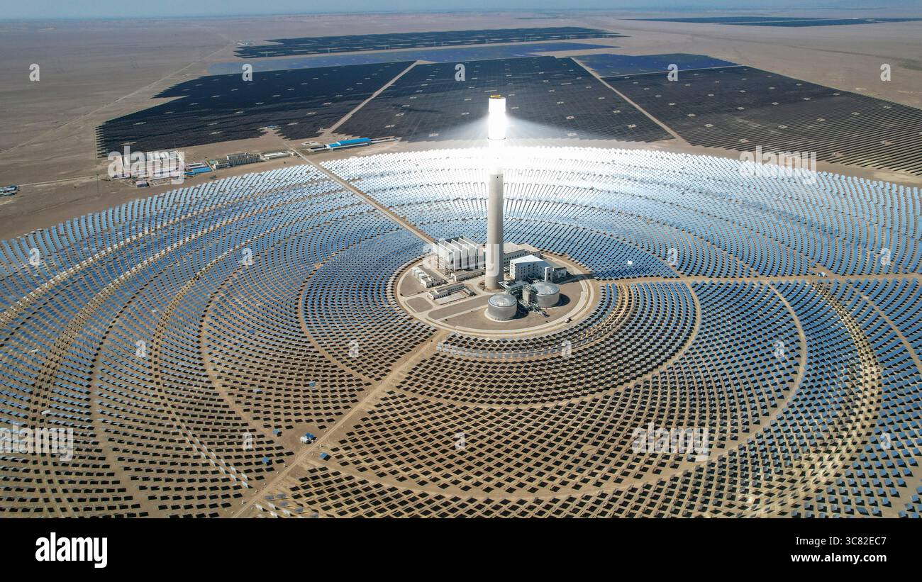 Solar arrays gobi hi-res stock photography and images - Alamy