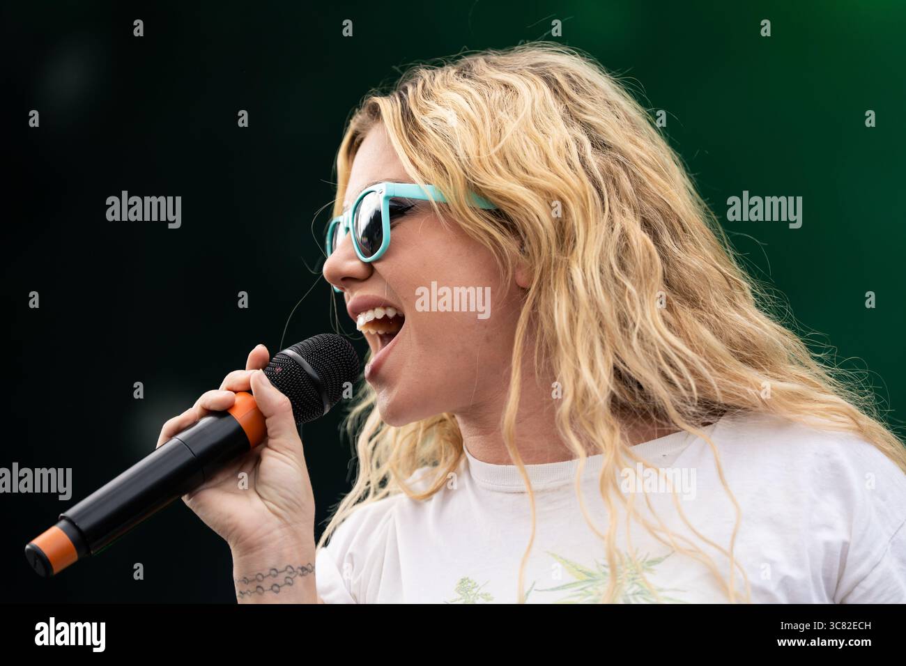 BRIGHTON, ENGLAND - AUGUST 2: Slayyyter performing at Brighton Pride On ...