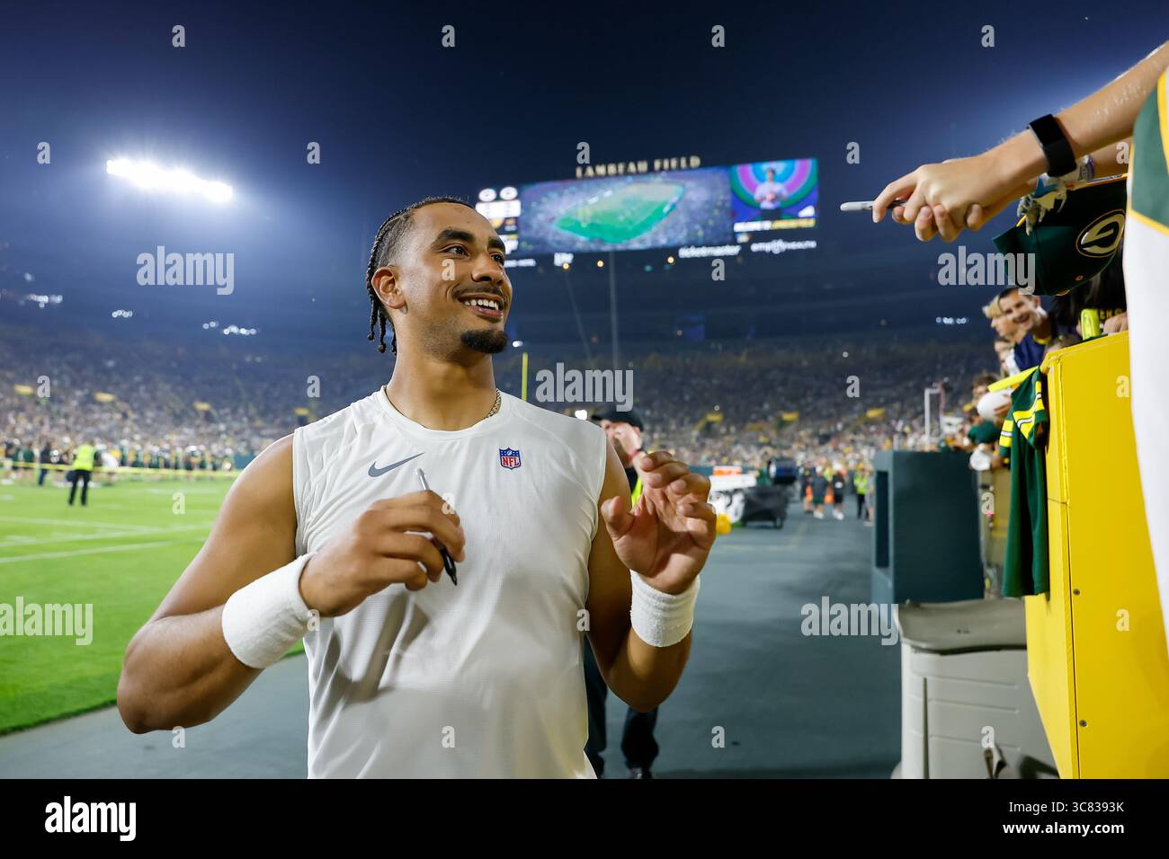 August 2, 2025: Green Bay Packers quarterback Jordan Love (10) signing ...