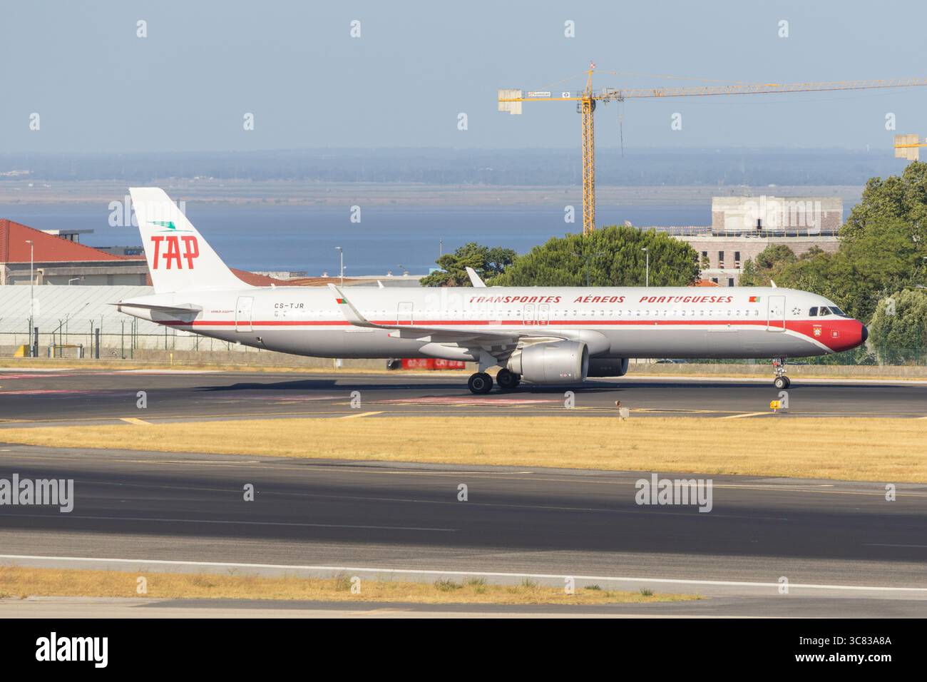 Tap air portugal airbus a321 with retro livery is taxiing at lisbon ...