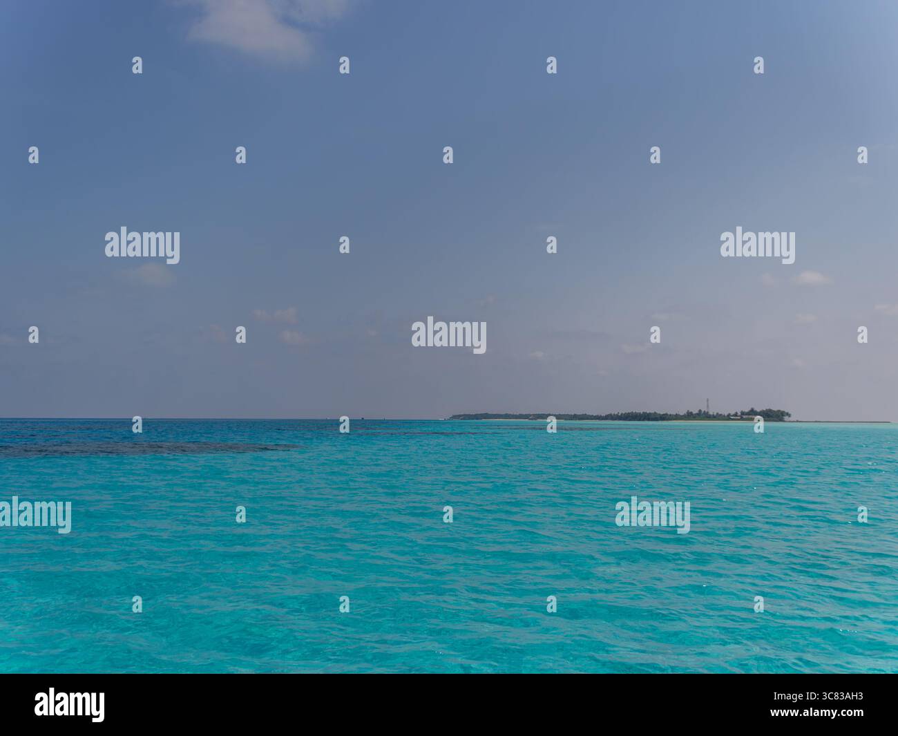 Beautiful ocean clear sky hi-res stock photography and images - Alamy