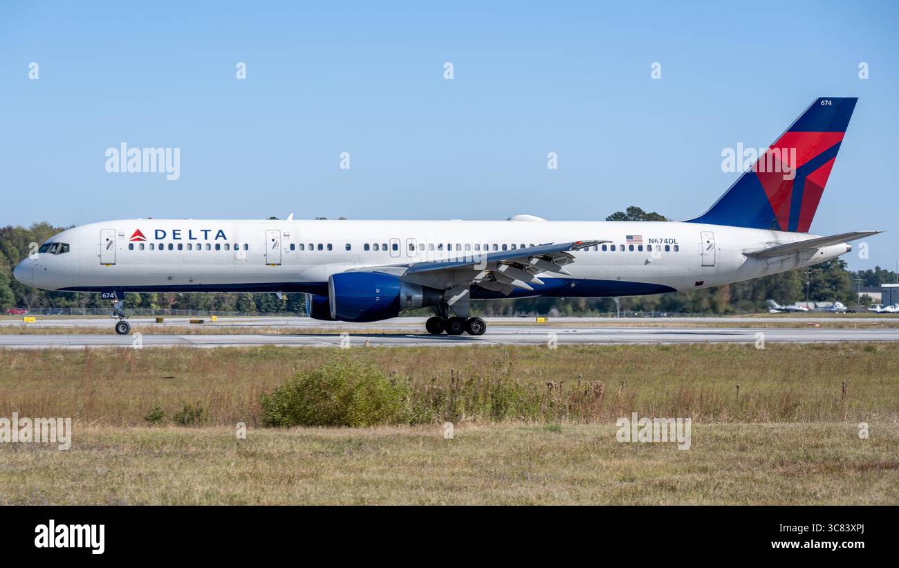 Delta Air Lines Boeing 757 on runway, side view, clear sky Stock Photo ...