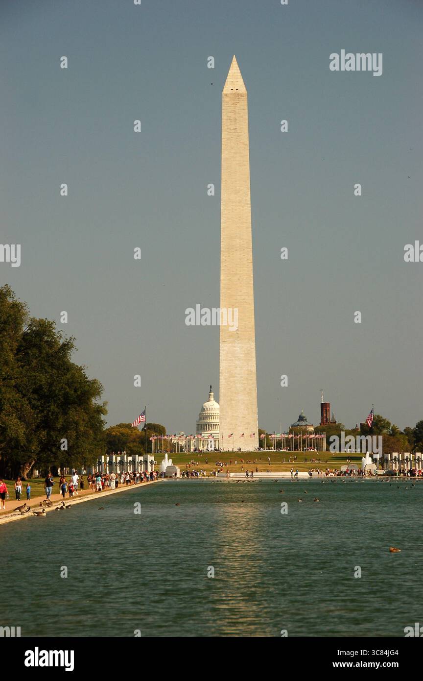 Full view of the Washington Monument photographed from a distance at ...