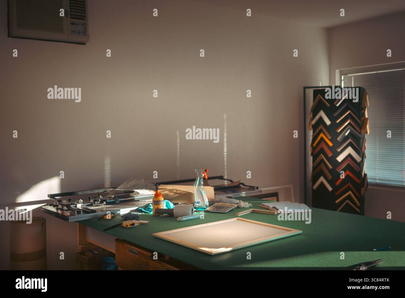 Interior craft shop picture hi-res stock photography and images - Alamy