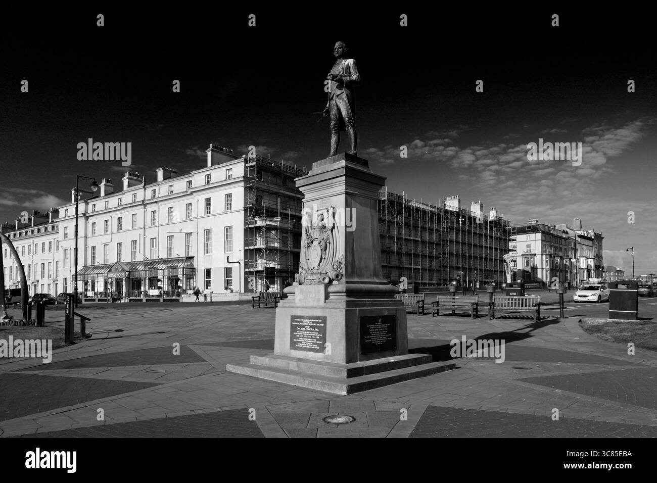 Whitby harbour james cook Black and White Stock Photos & Images - Alamy