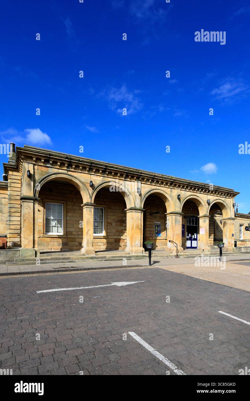 The frontage of Whitby railway station, North Yorkshire, England Stock ...