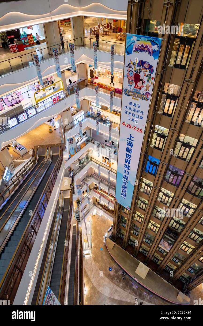 New World City shopping mall , Einkaufszentrum, Atrium, Nanjing Road ...