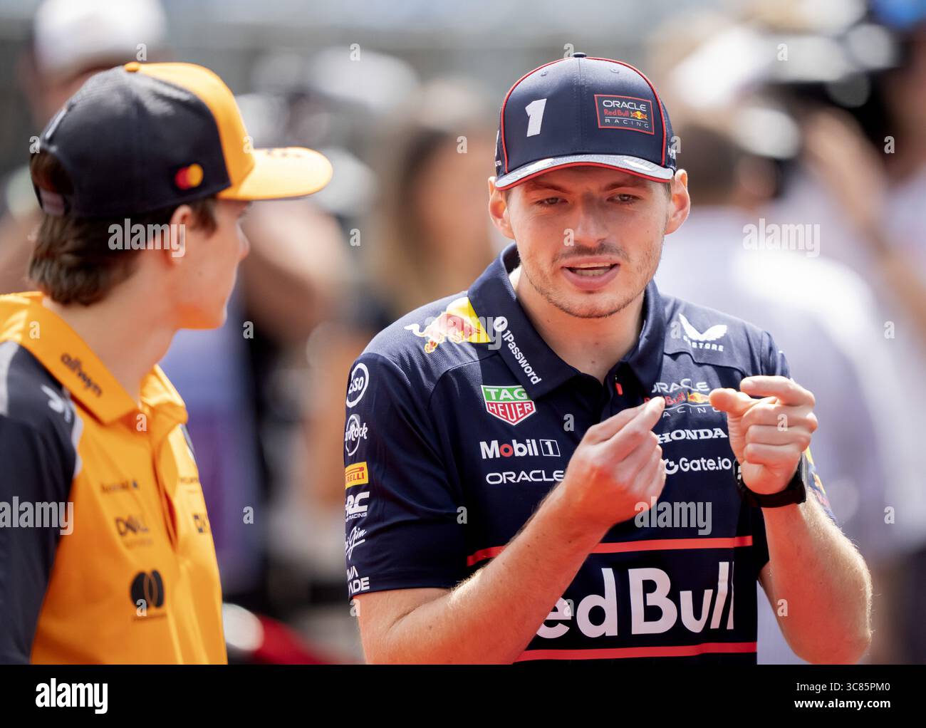 BOEDAPEST - Max Verstappen (Red Bull Racing) in conversation with Oscar ...