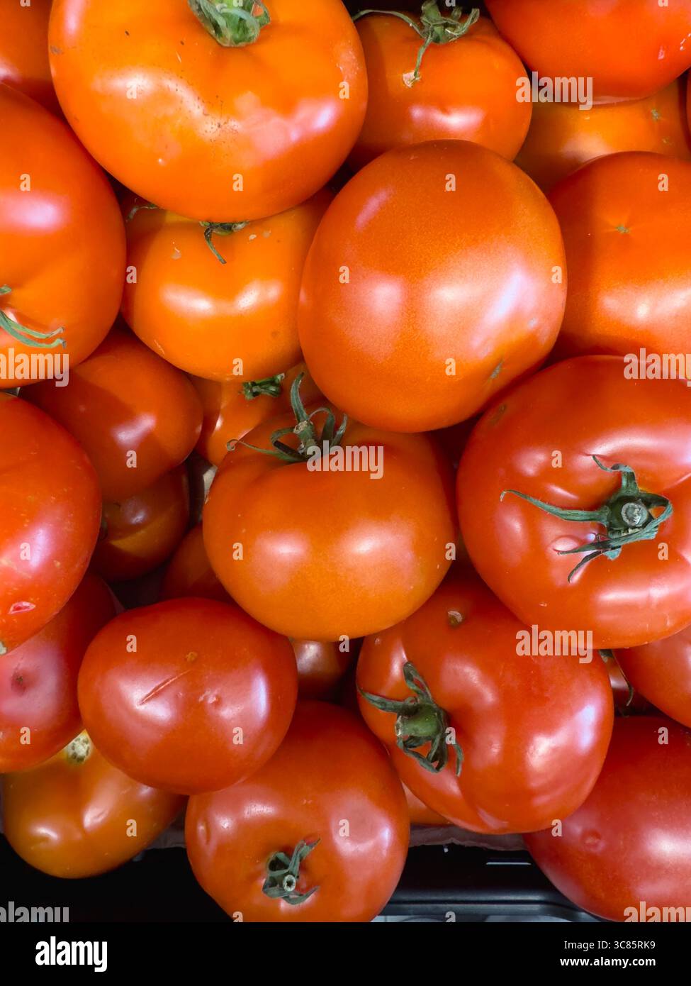 Tomatoes stacked in vegetables market hi-res stock photography and ...