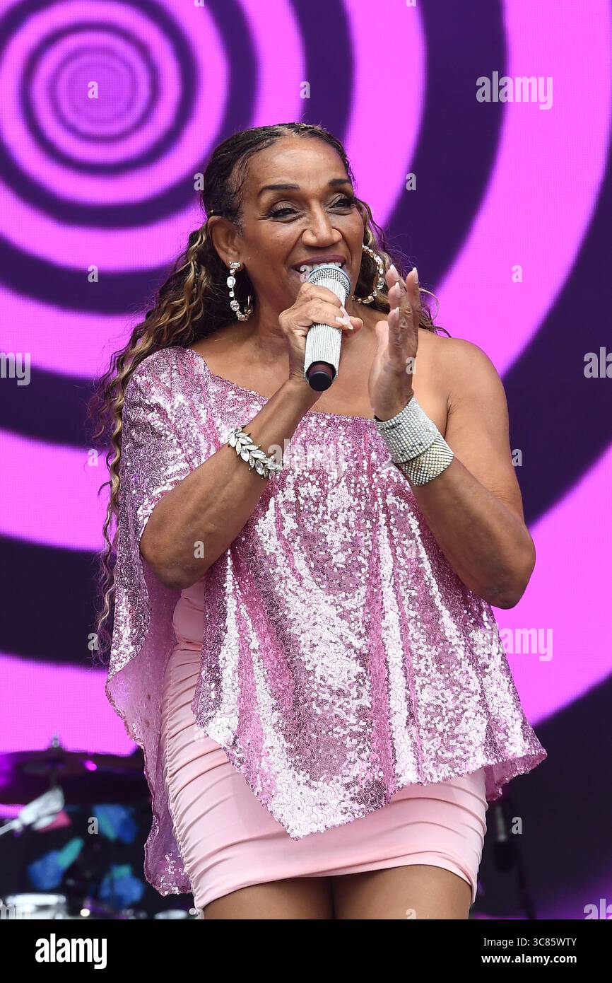 BRIGHTON, ENGLAND - AUGUST 02: Kathy Sledge of ’Sister Sledge ...