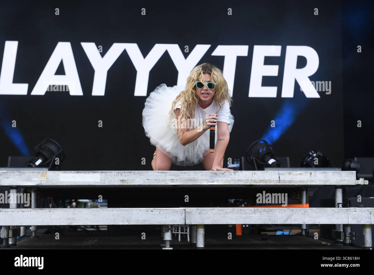 BRIGHTON, ENGLAND - AUGUST 02: Slayyyter performing at Brighton Pride ...