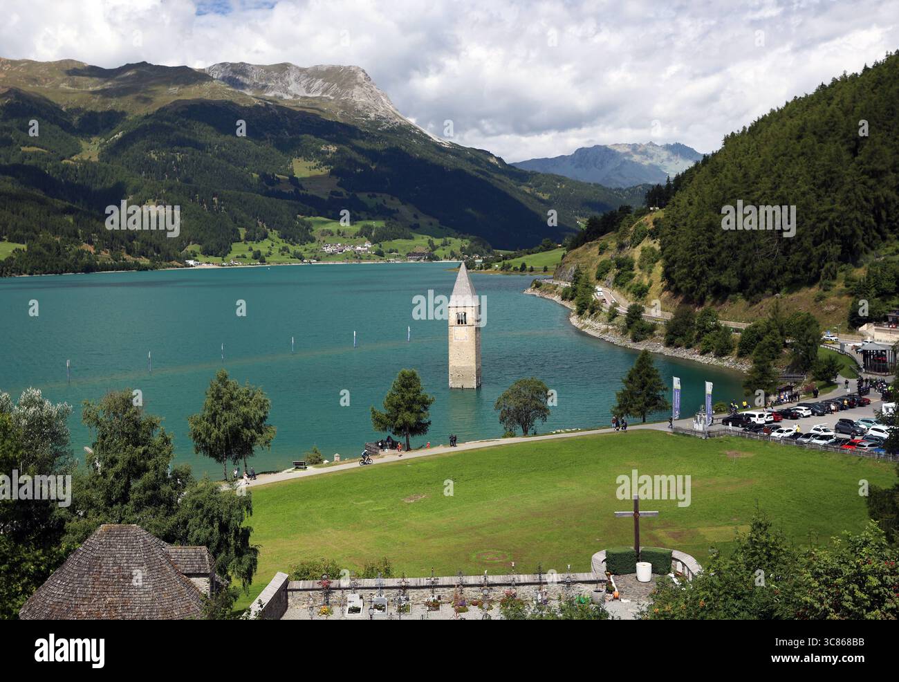 Ein Sommertag in Graun am Reschensee mit dem Kirchturm von Altgraun ...