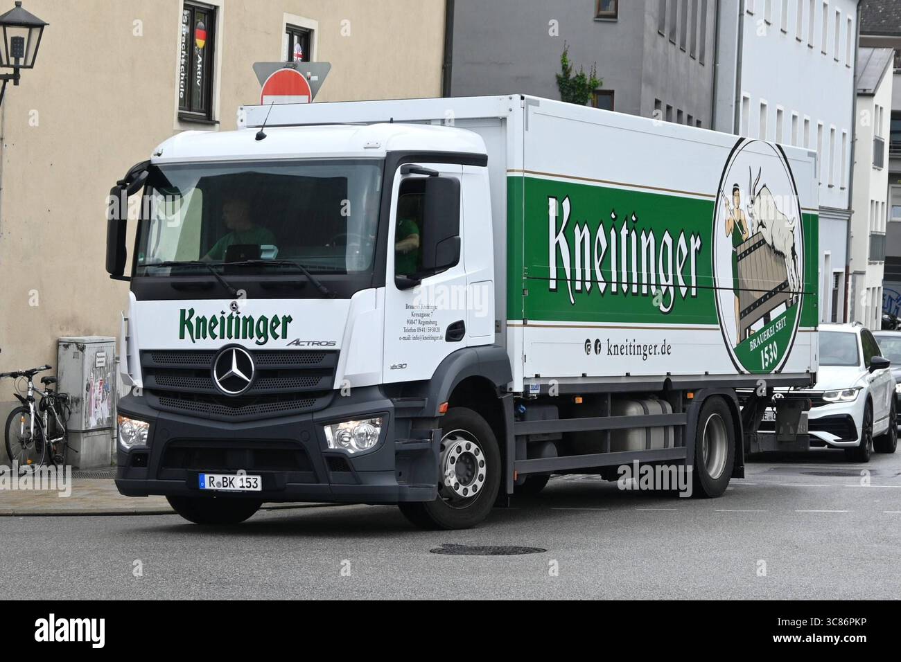 Regensburg. Bier-Laster der Brauerei Kneitinger. Mercedes Actros LKW ...