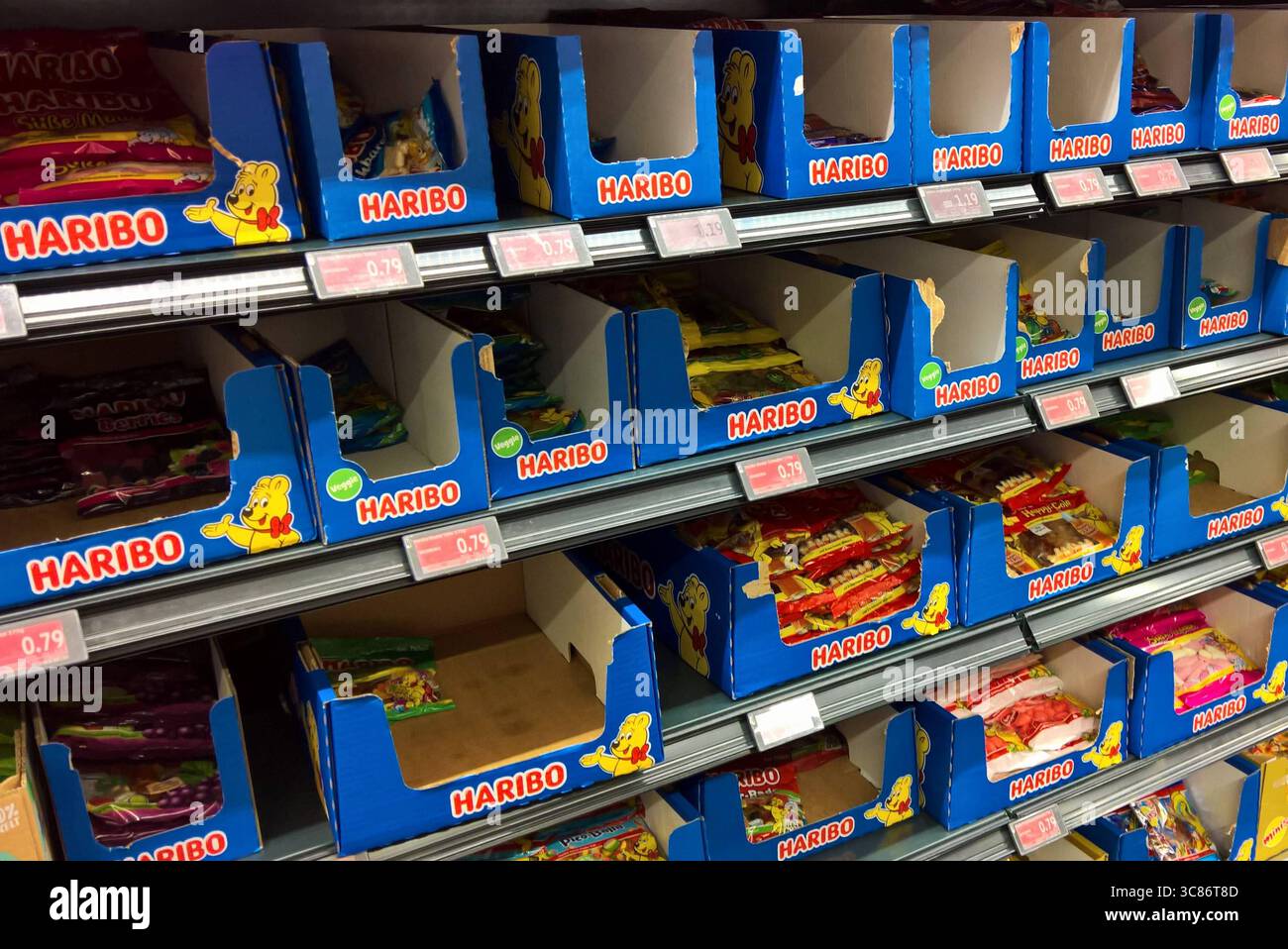 Haribo Süsswaren-Regal im Supermarkt. Die Haribo-Holding GmbH und Co KG ...